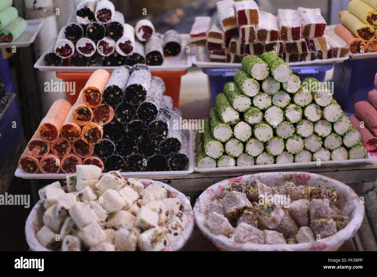Traditionelle kurdische Süßigkeiten auf Qaysari Basar, Erbil, Irak ...
