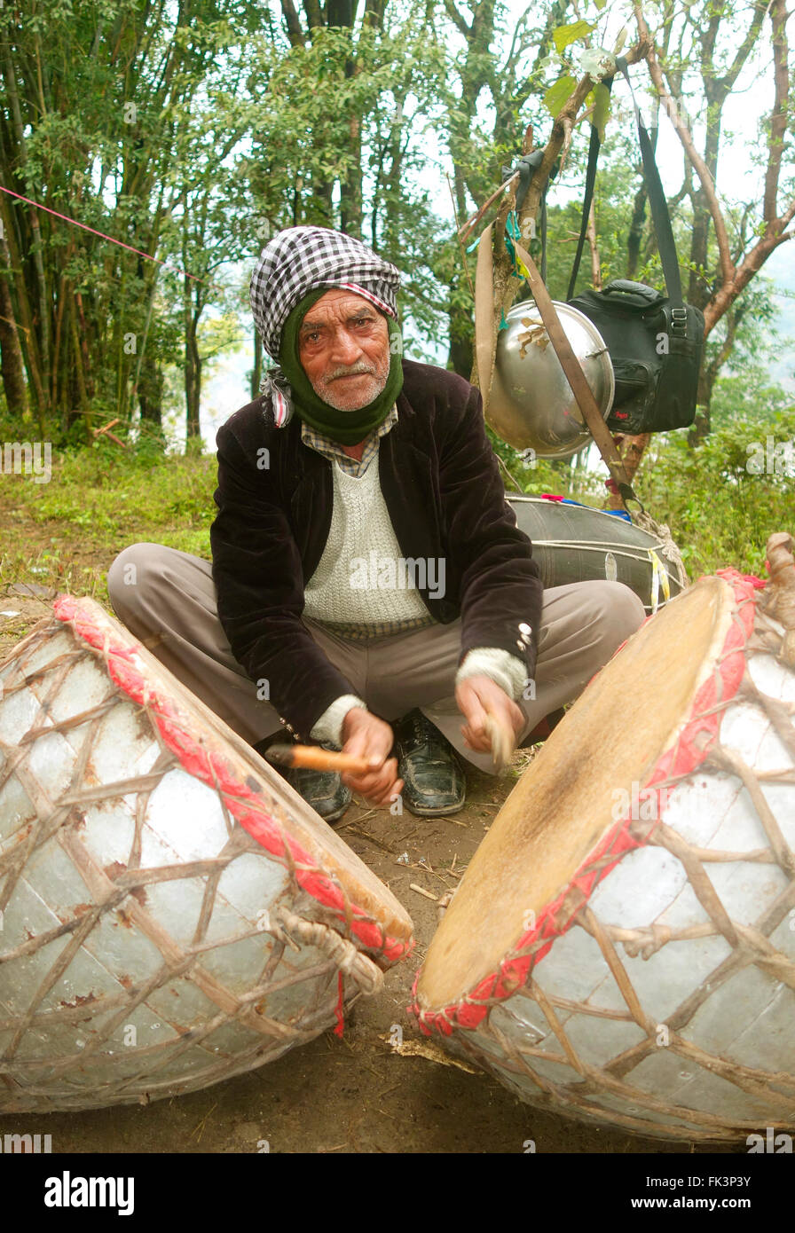 Tomtom trommel -Fotos und -Bildmaterial in hoher Auflösung – Alamy