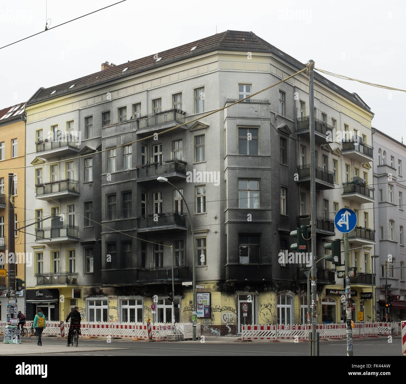 BERLIN, März 05: verbrannte Gebäude in Warschauer Straße in Berlin am 5 ...