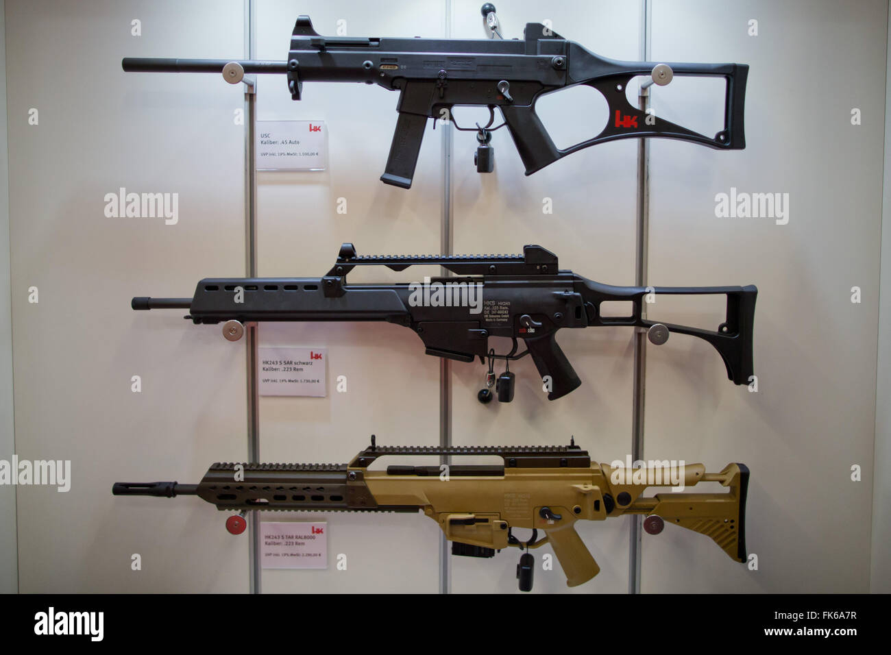 Ein USC (oben) und zwei HK243 S Gewehre aus deutschen Waffenhersteller Heckler & Koch sind auf ...