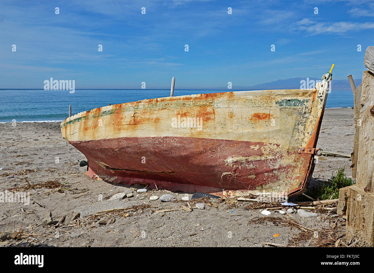 Altes boot am strand -Fotos und -Bildmaterial in hoher Auflösung – Alamy