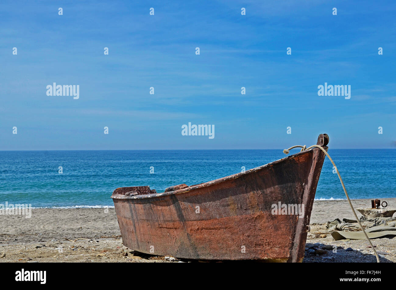 Altes boot am strand -Fotos und -Bildmaterial in hoher Auflösung – Alamy