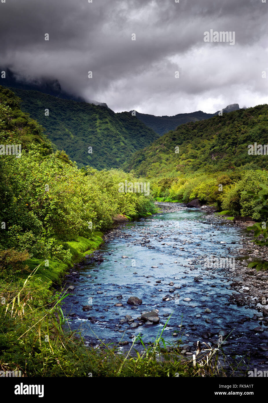 French polynesia tahiti waterfall -Fotos und -Bildmaterial in hoher ...