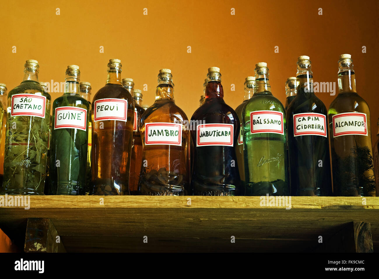 Regal mit Flaschen Rum gegerbt, mit Kräutern, die typisch für die ...