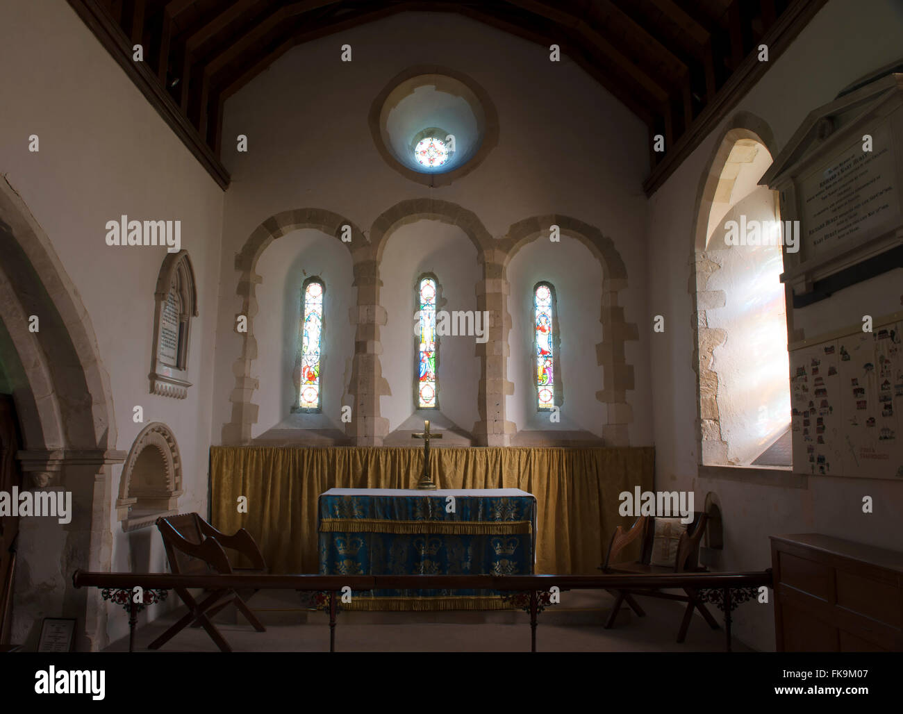 Der Altar von Norman Kirche des Heiligen Nikolaus, Iford, East Sussex ...