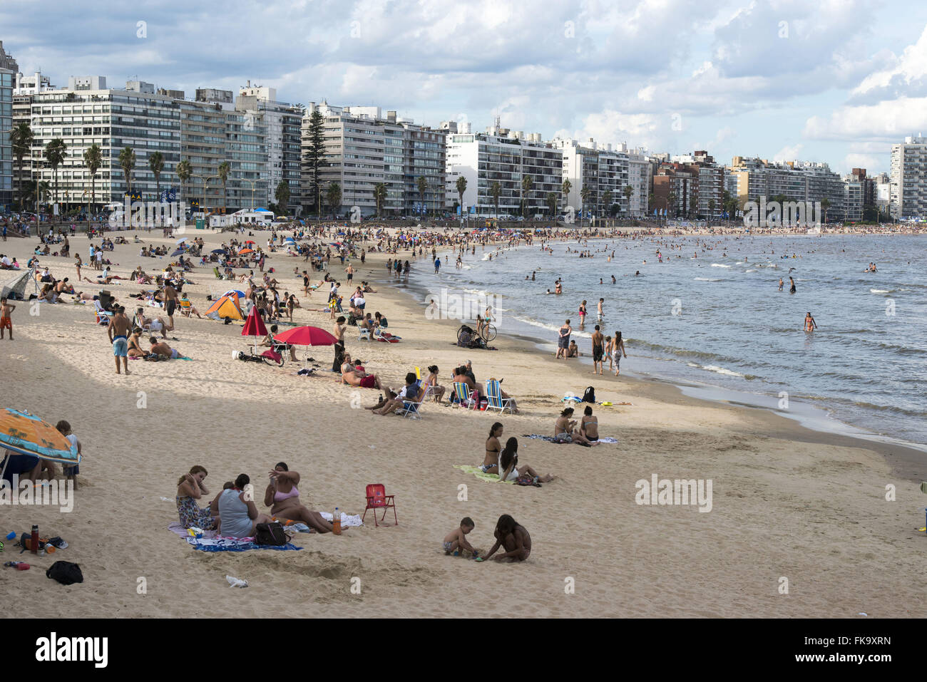 Badegäste an der Playa de Los Pocitos in Rio da Prata Stockfotografie ...