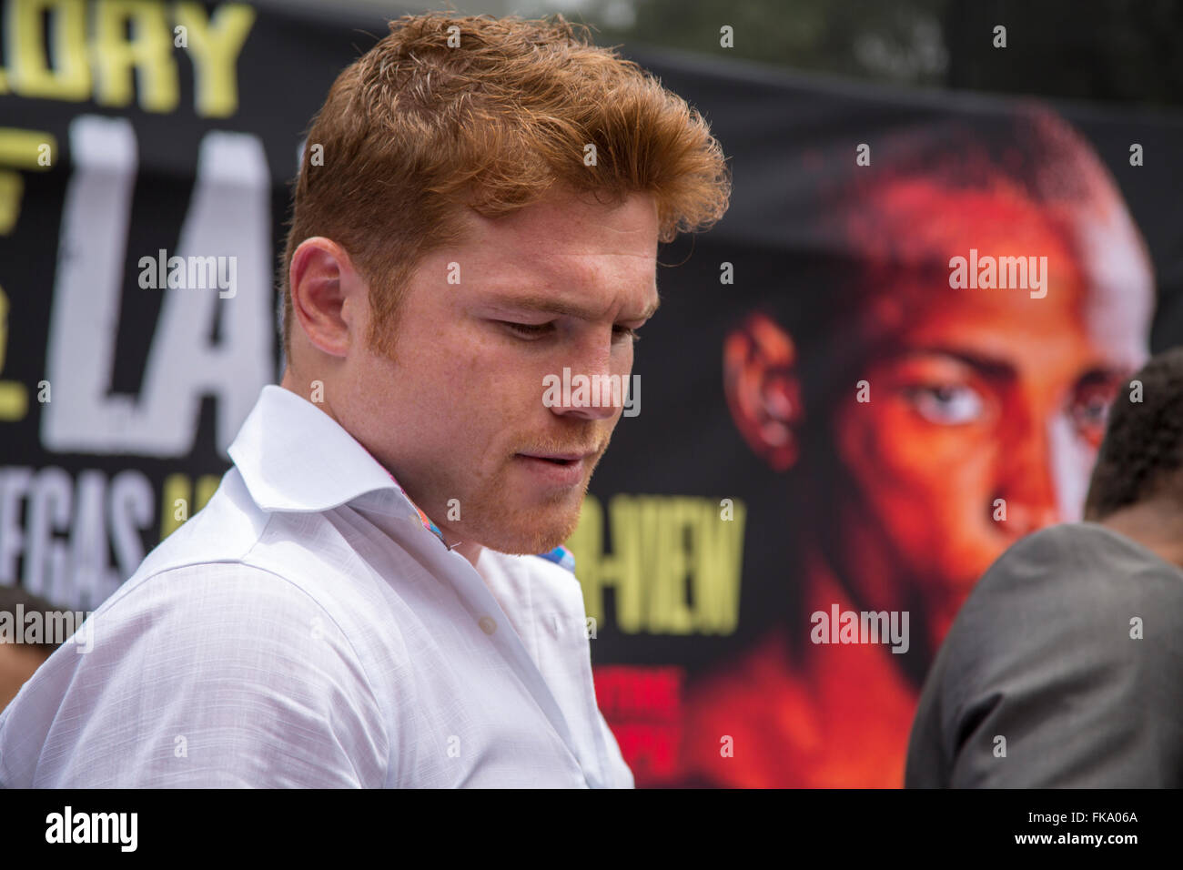 Boxer Canelo Alvarez trifft sich mit fans Stockfotografie - Alamy