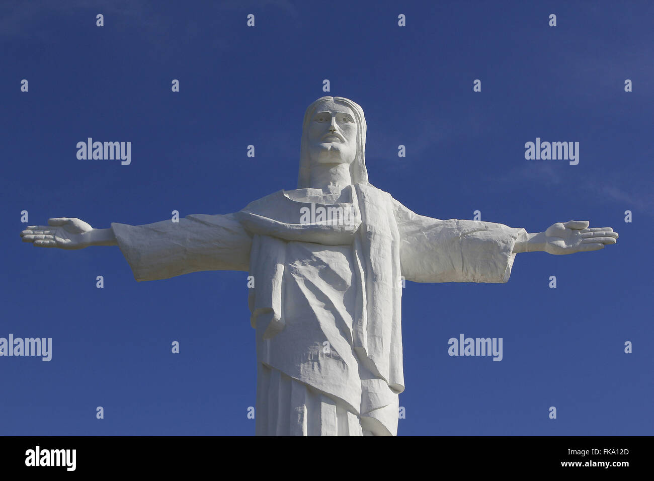 Jesus christusstatue von unterhalb -Fotos und -Bildmaterial in hoher Auflösung – Alamy