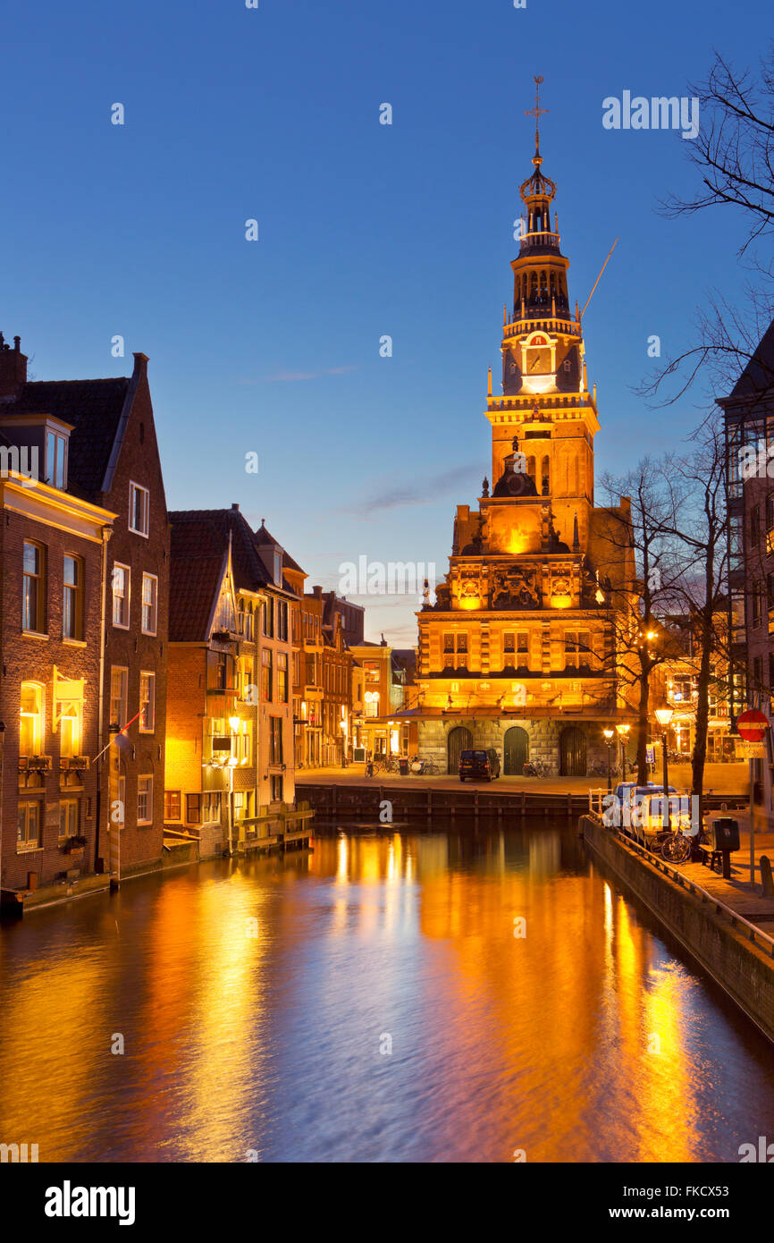 Einen Kanal und der Turm von der Waag in der Stadt Alkmaar, Niederlande ...