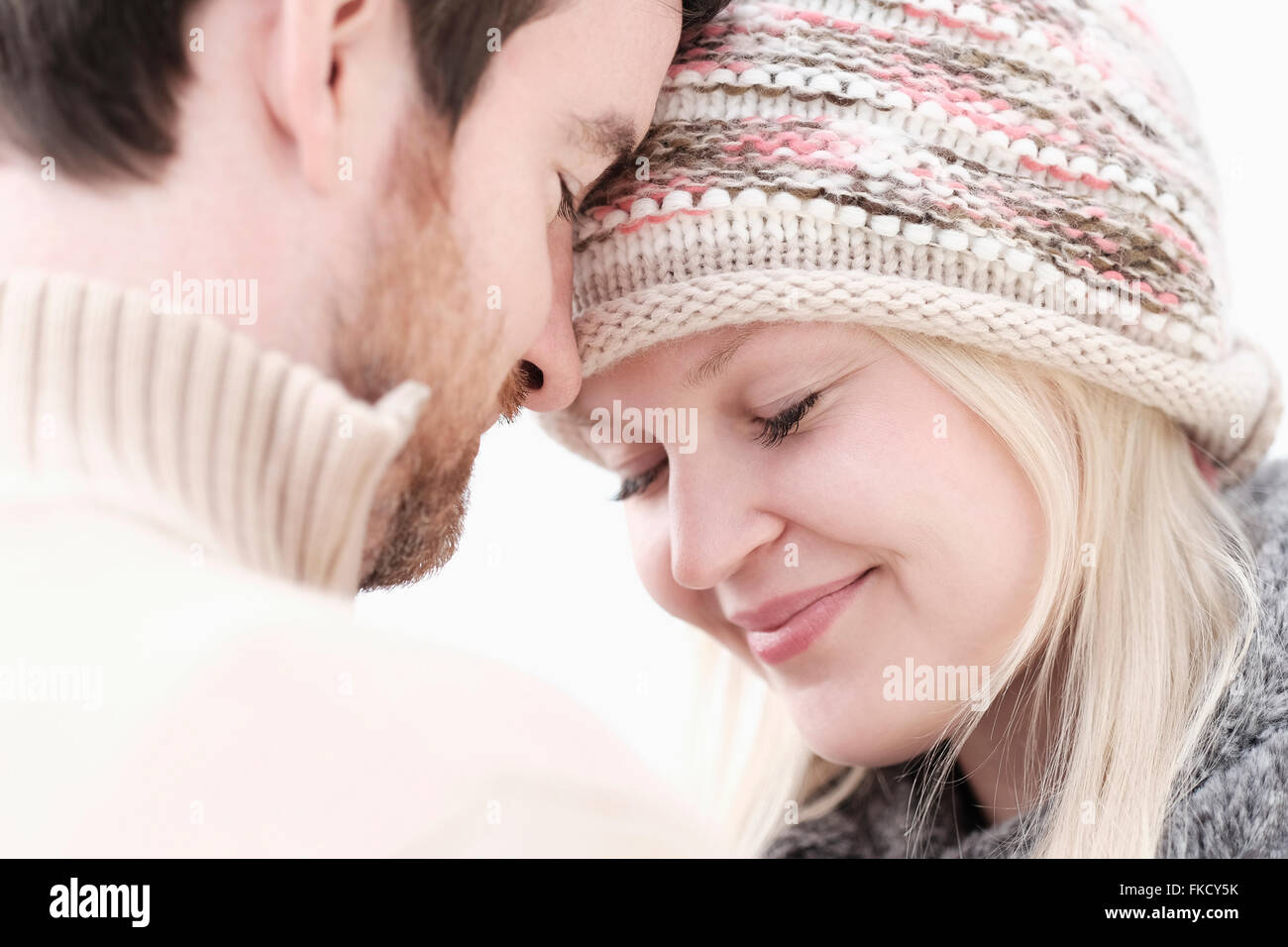 Paar stehen von Angesicht zu Angesicht Stockfotografie - Alamy