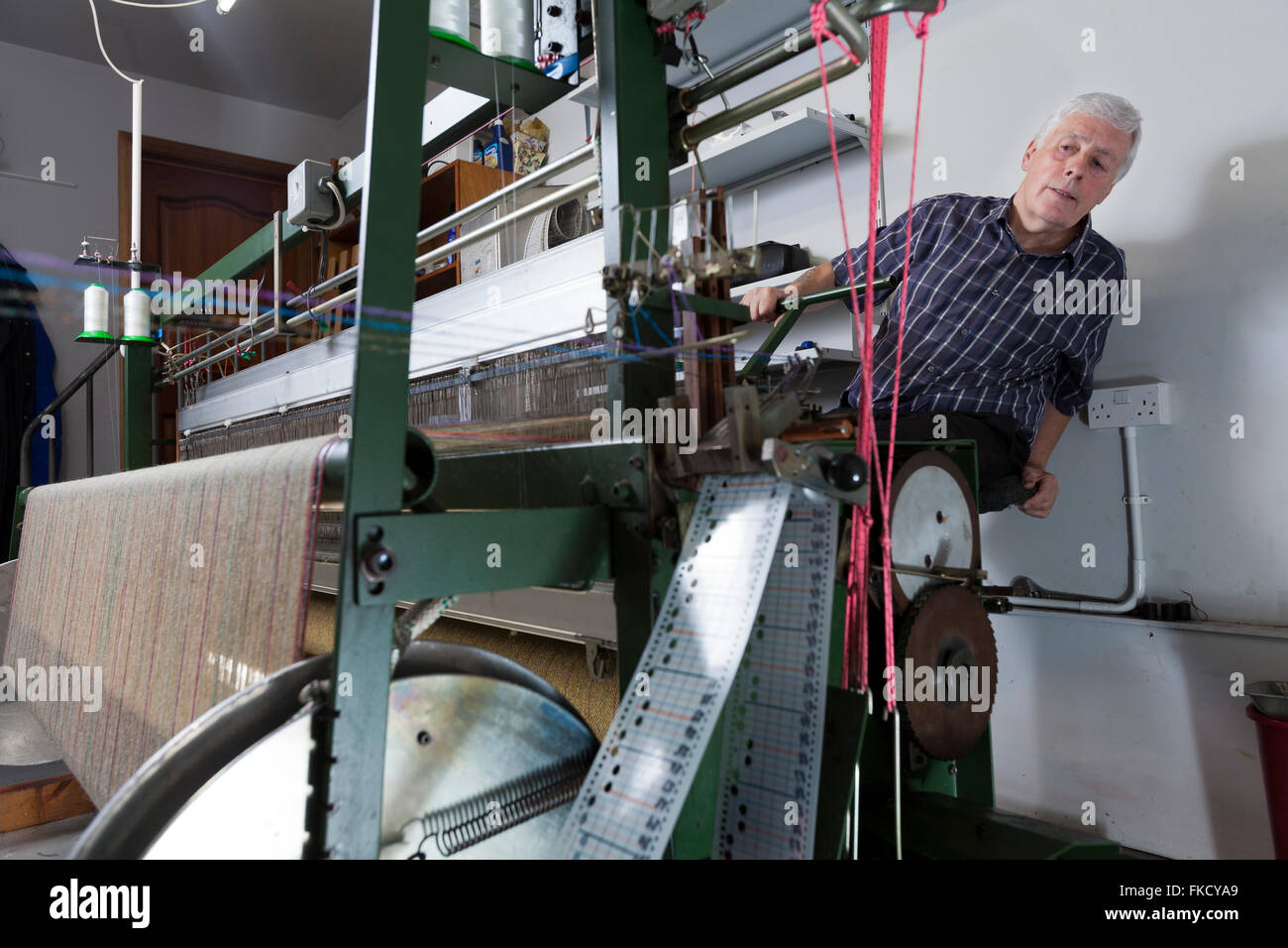 Neil Macleod, Harris Tweed Weber arbeitet in Stornoway, Isle of Lewis ...