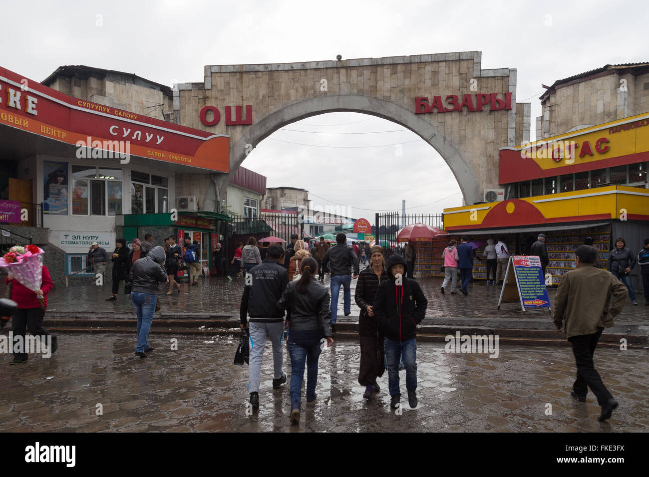 Bischkek, Kirgistan - 2. Oktober 2014: Eingang zum Osh Basar in ...