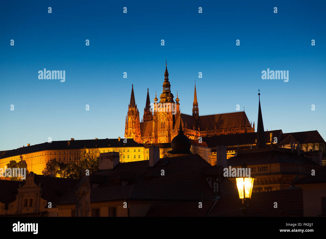 Gotische kathedrale in der ferne -Fotos und -Bildmaterial in hoher ...