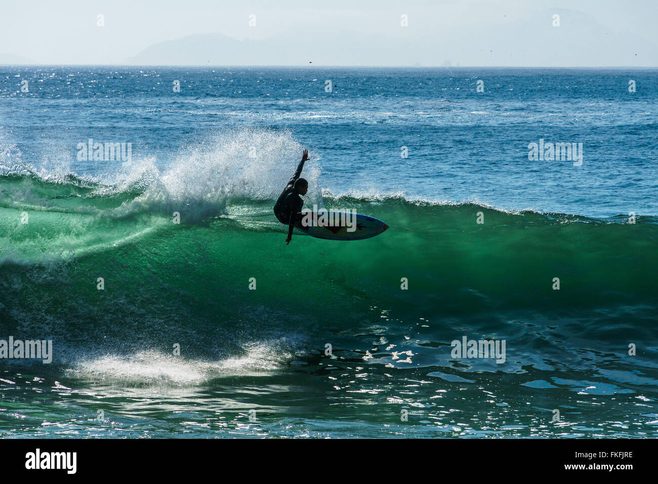Surfer auf einer Welle eine Manöver zu tun Stockfotografie - Alamy