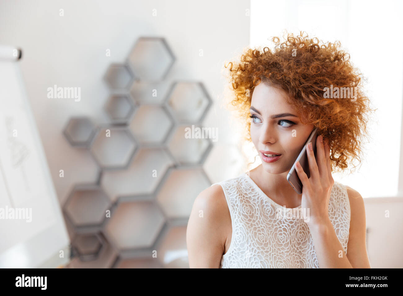 Frau Am Handy Stockfotos und -bilder Kaufen - Alamy