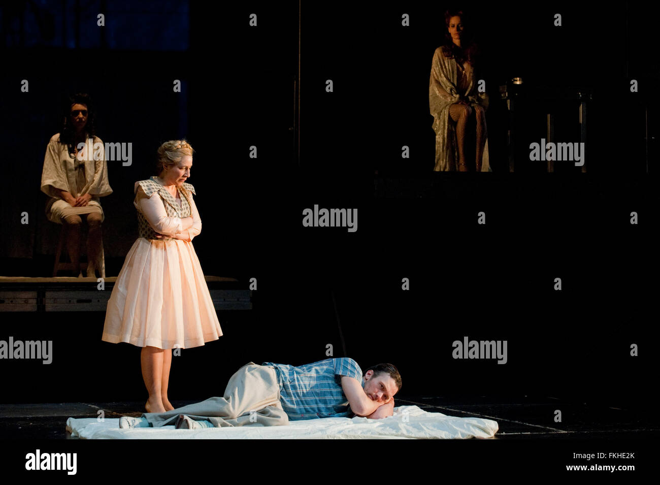 Berlin, Deutschland. 8. März 2016. Cigdem Teke als Tamara Broder (L-R ...