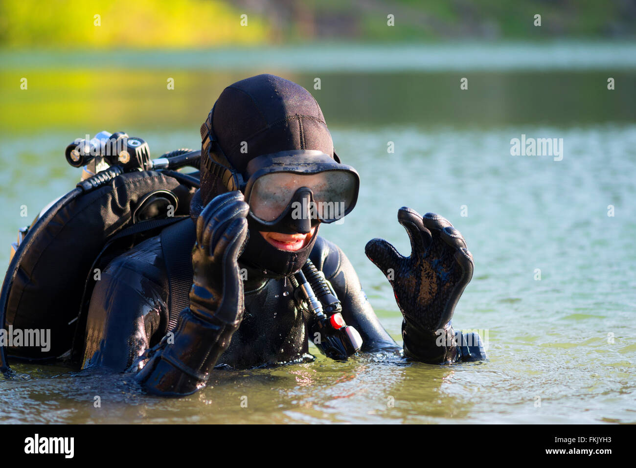 Taucherin im wetsuit -Fotos und -Bildmaterial in hoher Auflösung – Alamy