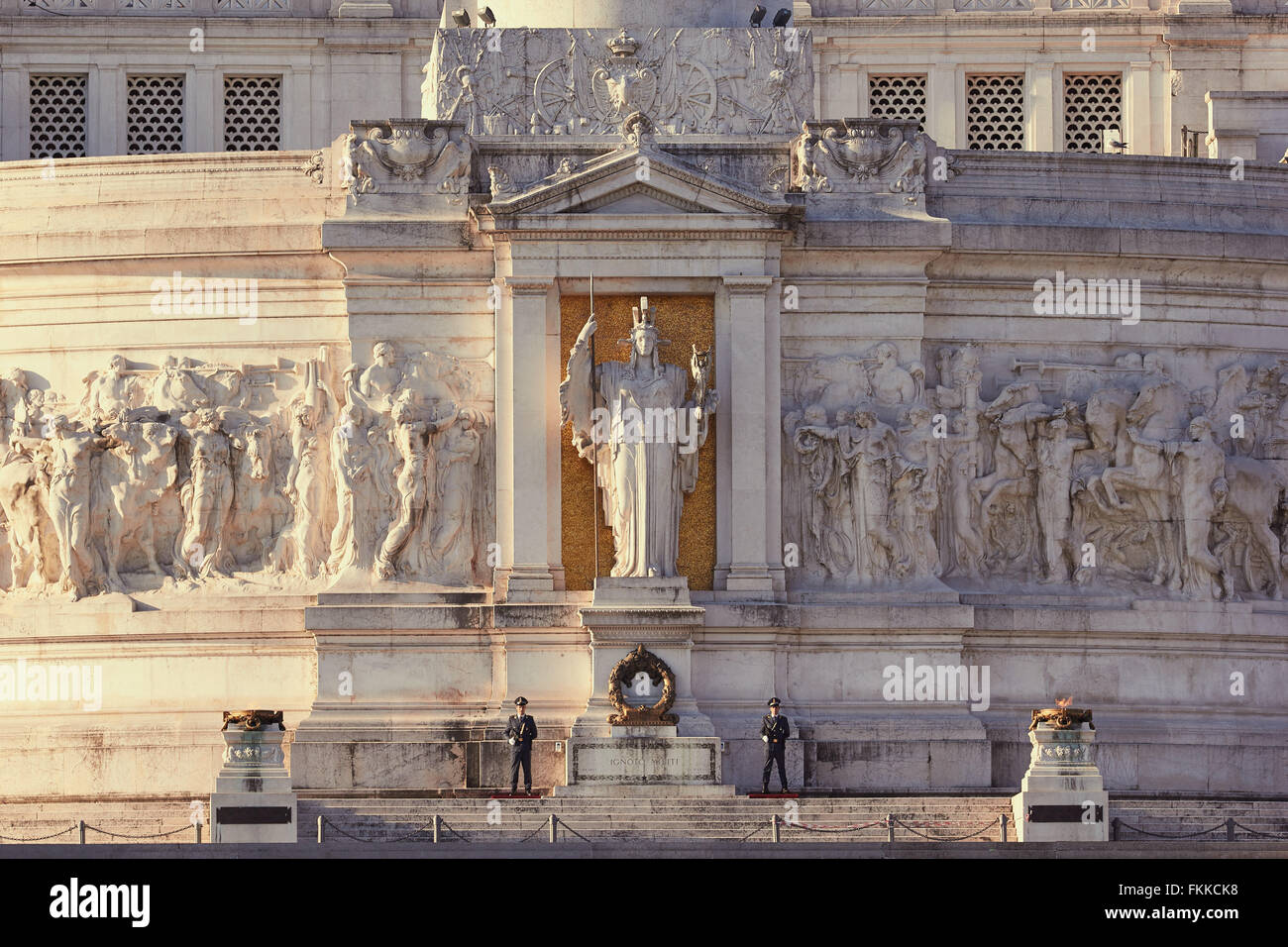 Soldaten, die das Grab des Unbekannten Soldaten unter der Statue der ...