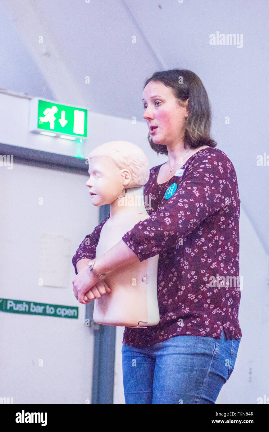 Eltern und Großeltern erhalten BLS-Anweisungen (Basic Life Support ...