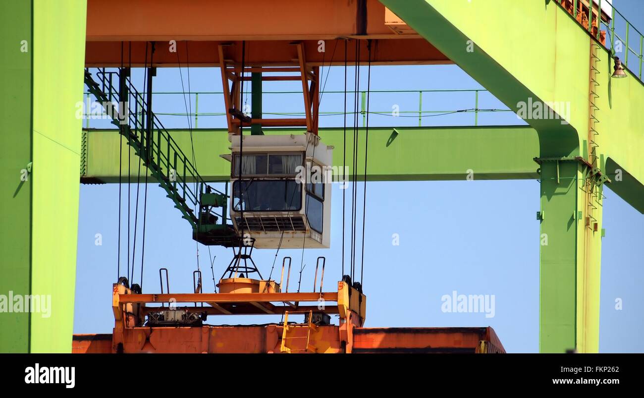 Detailansicht einer Kran- und Fahrer Kabine verwendet, um Container ...