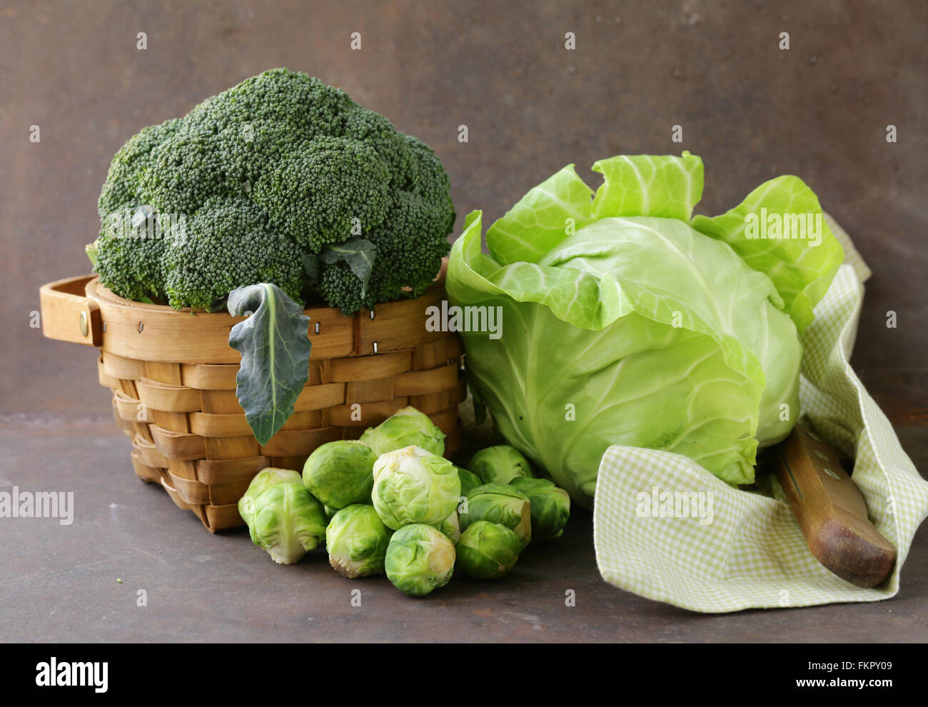 verschiedene Arten von Kohl - Brokkoli, Rosenkohl und Weißkohl ...