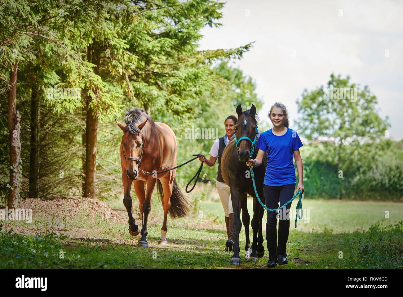 Mädchen mit pferd -Fotos und -Bildmaterial in hoher Auflösung – Alamy