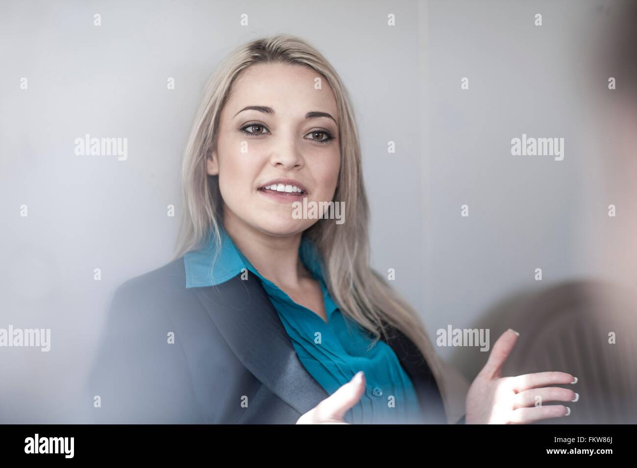 Männlicher kollege -Fotos und -Bildmaterial in hoher Auflösung – Alamy