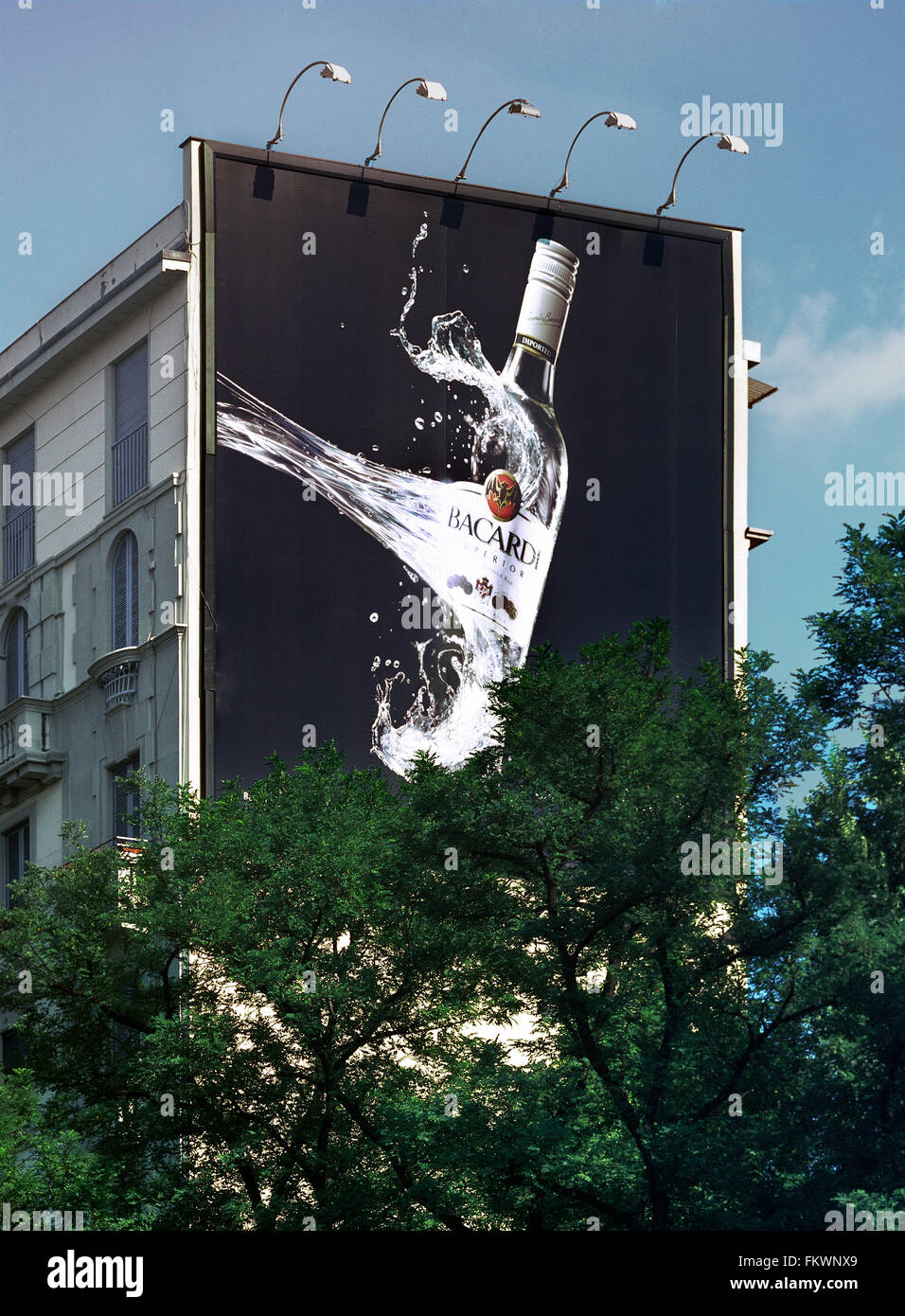 Bacardi rum Werbung Plakatwand in einer Gebäudefassade Stockfotografie ...