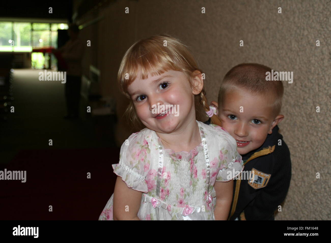 Blonde kinder -Fotos und -Bildmaterial in hoher Auflösung – Alamy