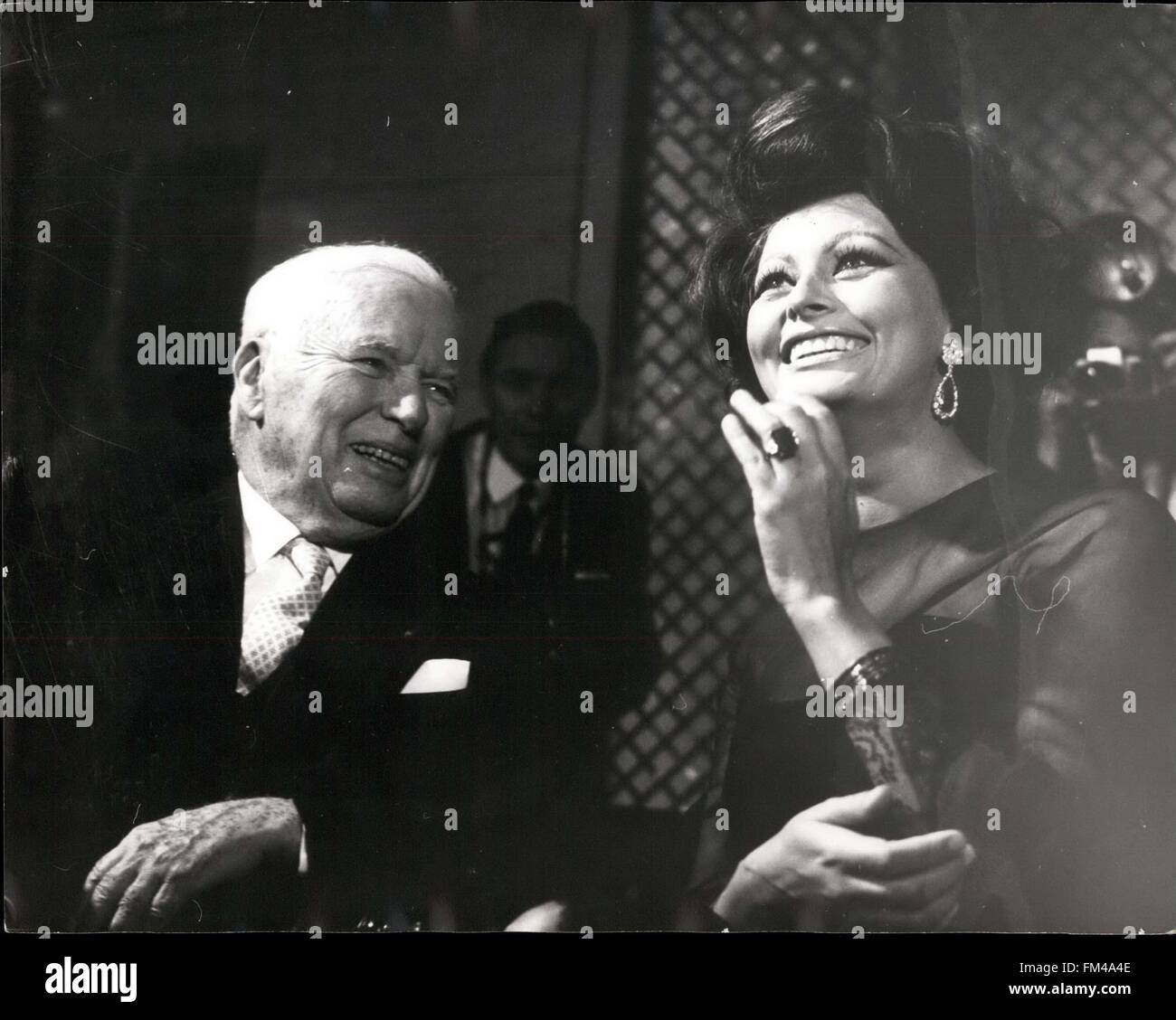 1967 - Sophia Loren & Charlie Chaplin bei Pressekonferenz im Savoy ...