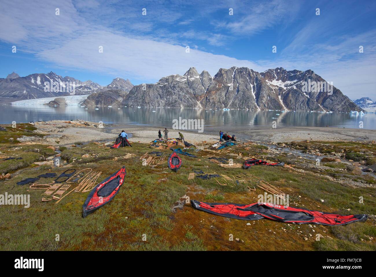 Grönland, Sermersooq, Kulusuk, Inuit-Dorf von Kulusuk, Demontage des ...
