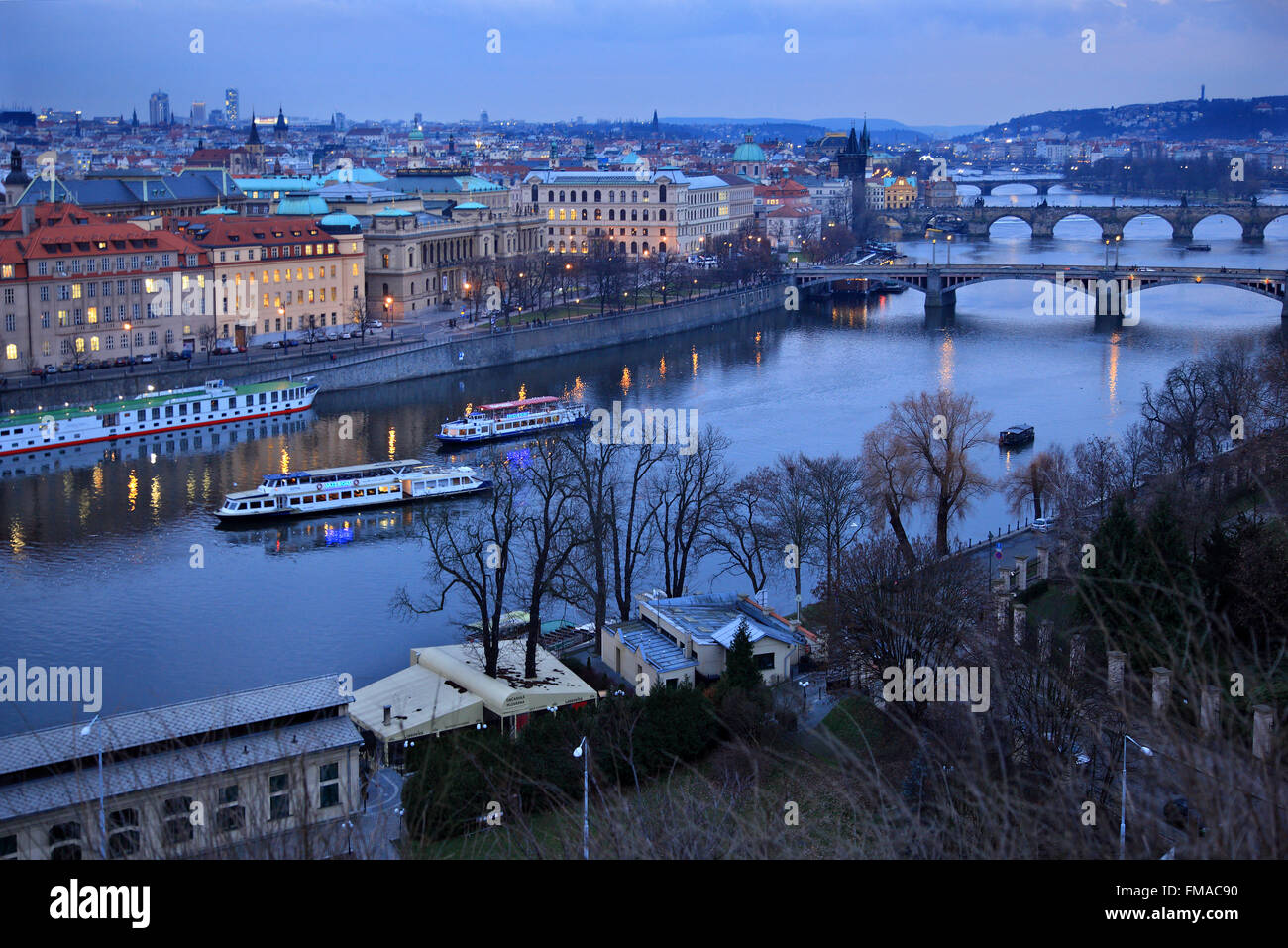 Flussschiffe und Brücken an der Vltava (Moldau), Fluss, Prag ...