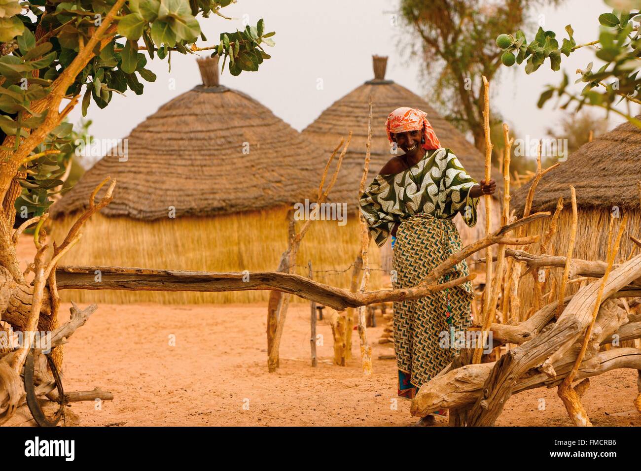 Senegal, Sahel, Ferlo Region, Widou Thiengoly, Frau vor ihrer Hütte ...