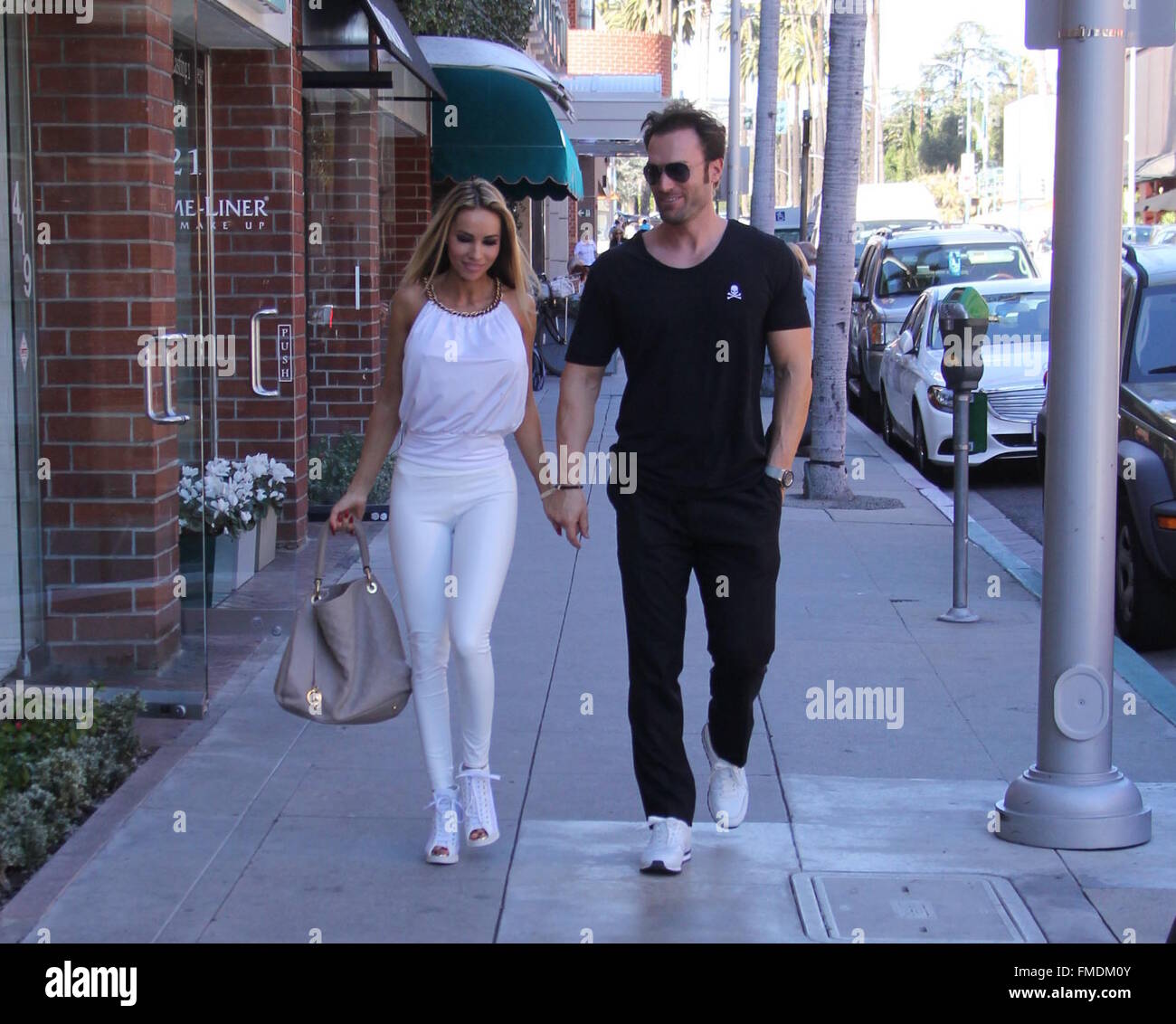 Bastian und Maria Yotta dösen während des Gehens mit Beverly Hills ...