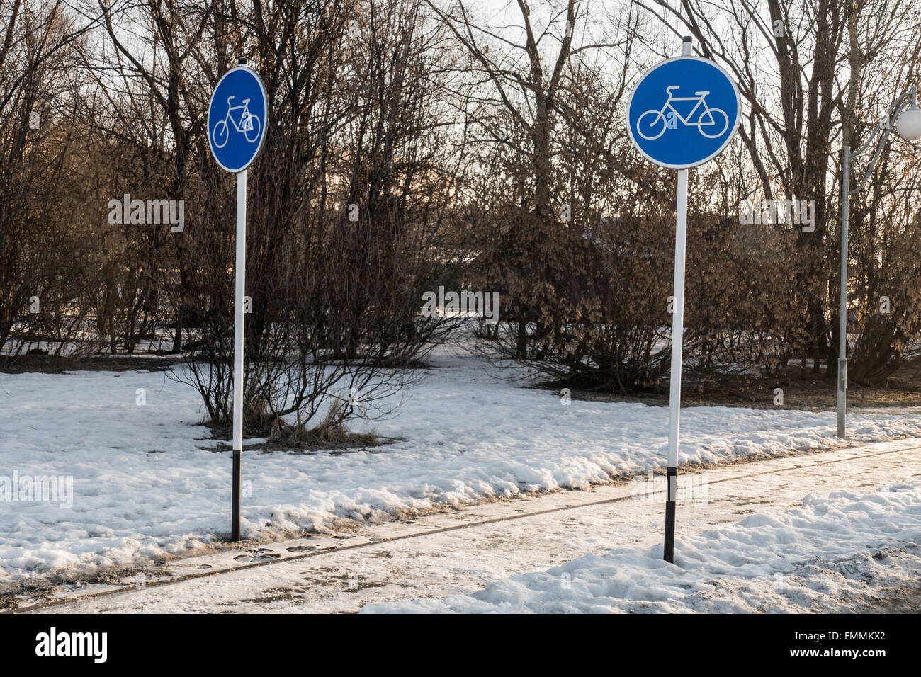 Radweg verkehrszeichen gleisradweg -Fotos und -Bildmaterial in hoher ...
