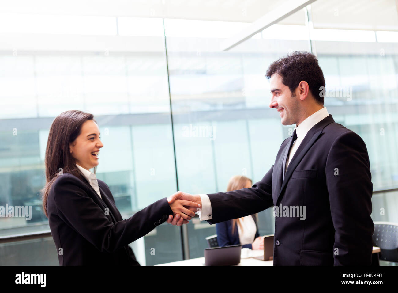 Glücklich Geschäftsleute Händeschütteln im Büro Stockfotografie - Alamy