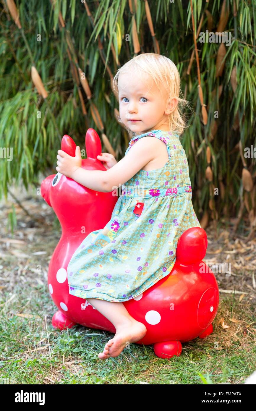Girl sitting on rubber ball -Fotos und -Bildmaterial in hoher Auflösung ...