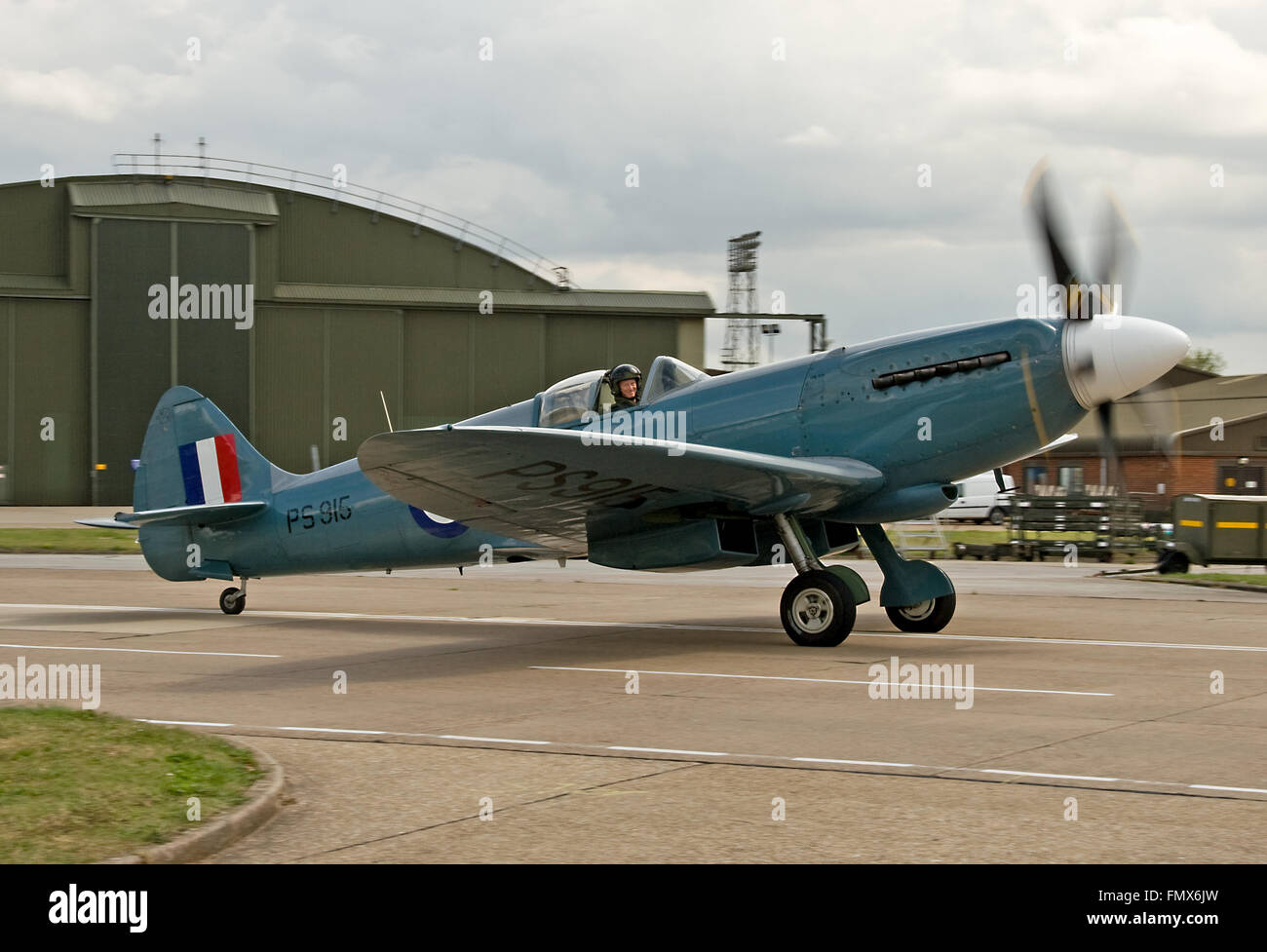 Spitfire mk xix ps915 -Fotos und -Bildmaterial in hoher Auflösung – Alamy