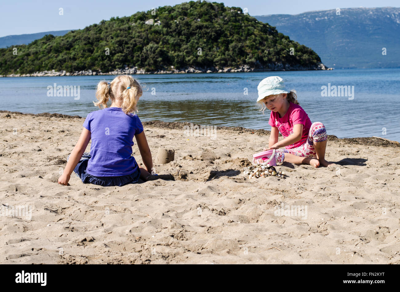 schöne Kinder spielen im Sand am Strand Stockfotografie - Alamy