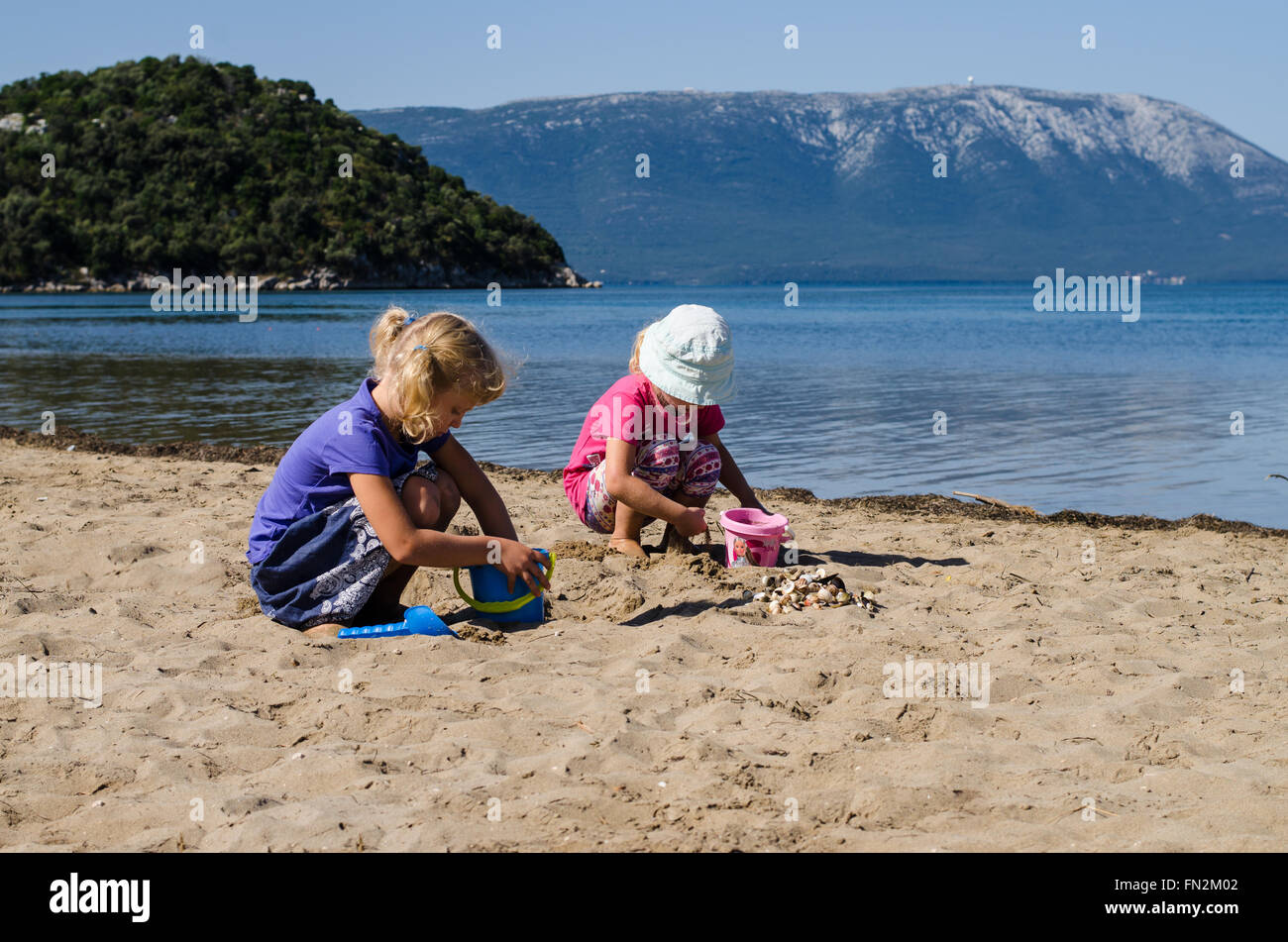 Glückliche kinder spielen am strand -Fotos und -Bildmaterial in hoher ...