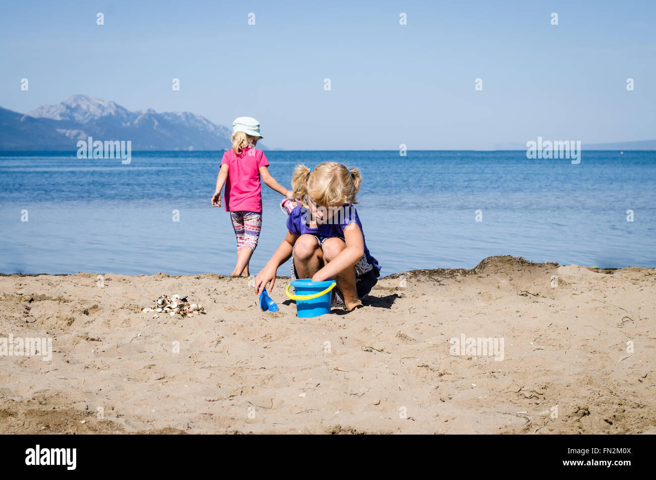 Glückliche kinder spielen am strand -Fotos und -Bildmaterial in hoher ...