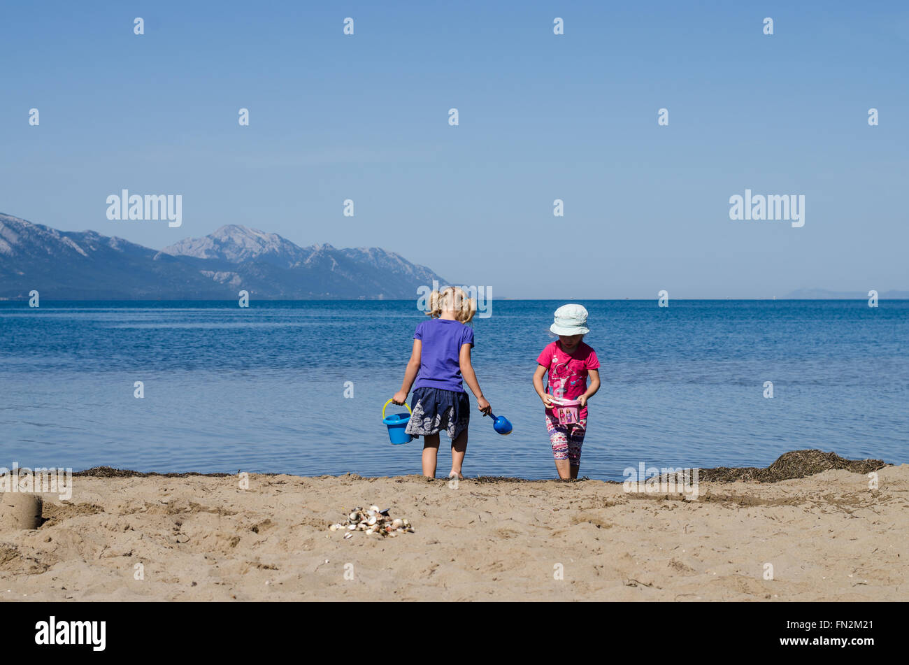 Glückliche kinder spielen am strand -Fotos und -Bildmaterial in hoher ...