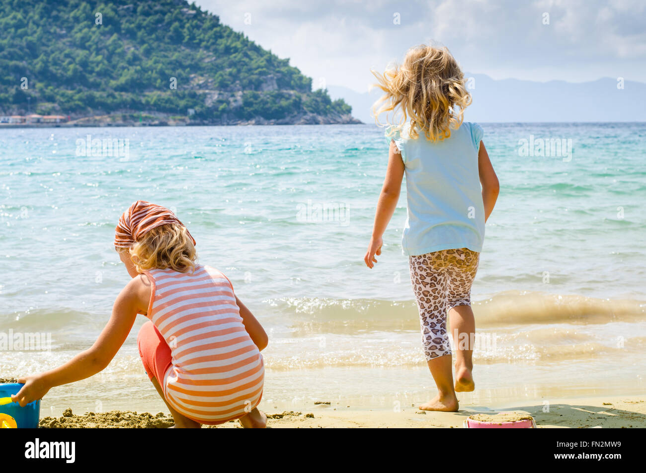 Kinder spielen am strand kroatien -Fotos und -Bildmaterial in hoher ...
