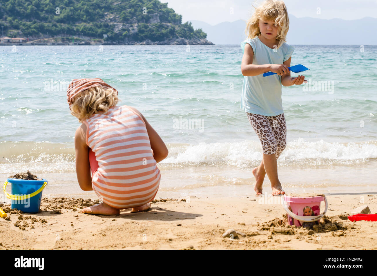 Kinder spielen zusammen im wasser -Fotos und -Bildmaterial in hoher ...