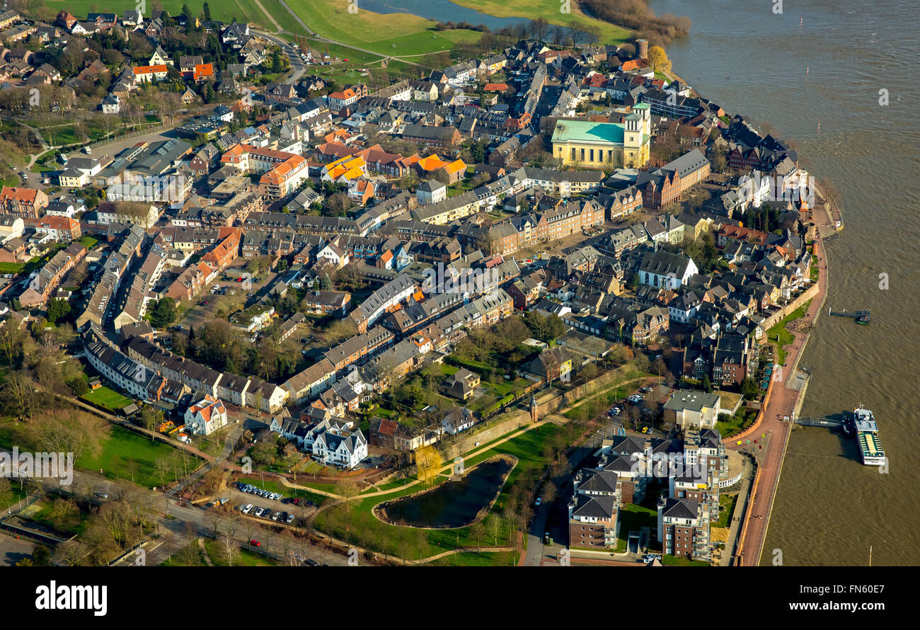 Luftaufnahme, Blick auf den Rhein bei Rees mit Pfarrkirche St ...