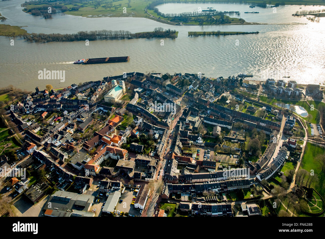 Luftbild mit Blick auf den Rhein bei Rees mit Pfarrkirche St ...