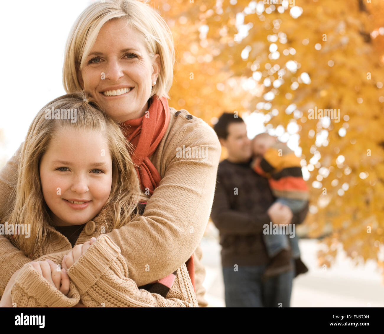 Vater mutter sohn und tochter -Fotos und -Bildmaterial in hoher Auflösung – Alamy