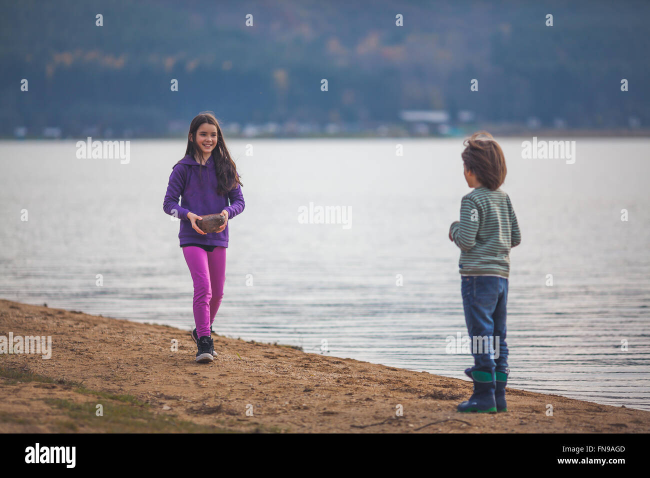 Jungen Und Mädchen An Einem See Stockfotografie Alamy