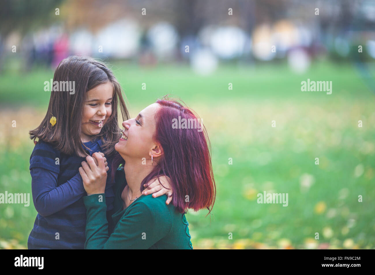 Mutter und Tochter im park Stockfotografie - Alamy