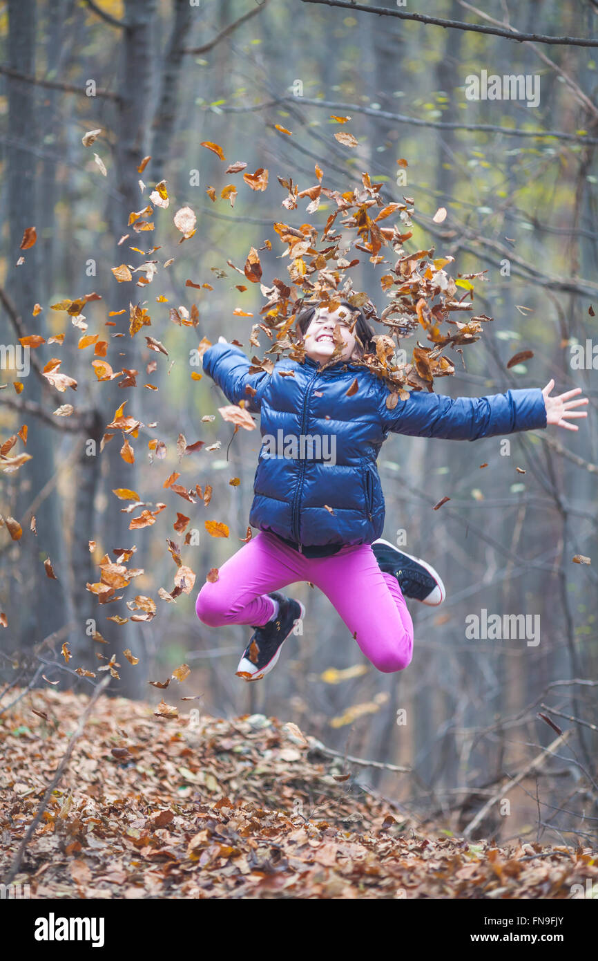 Kinder In Die Luft Springen Stockfotos und -bilder Kaufen - Alamy